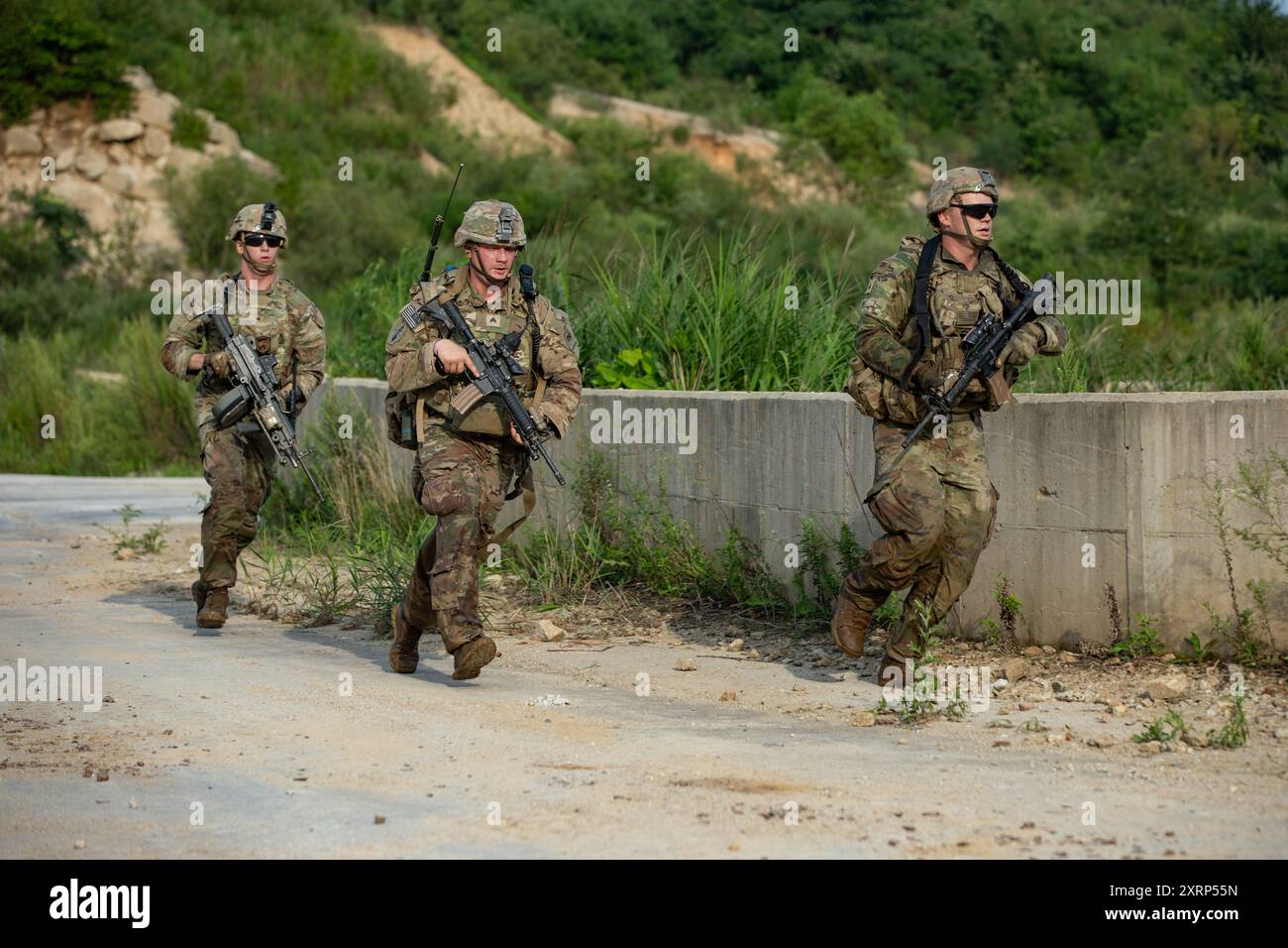 U.S. Army Soldiers assigned to 1st Armored Division, conduct a live ...