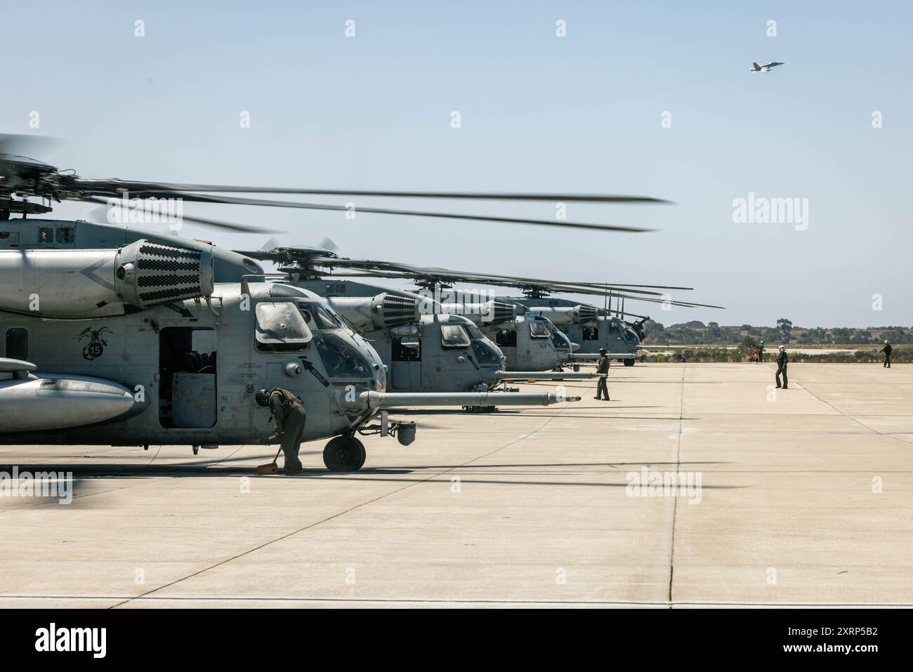 U.S. Marines with Marine Medium Tiltrotor Squadron (VMM) 165 ...
