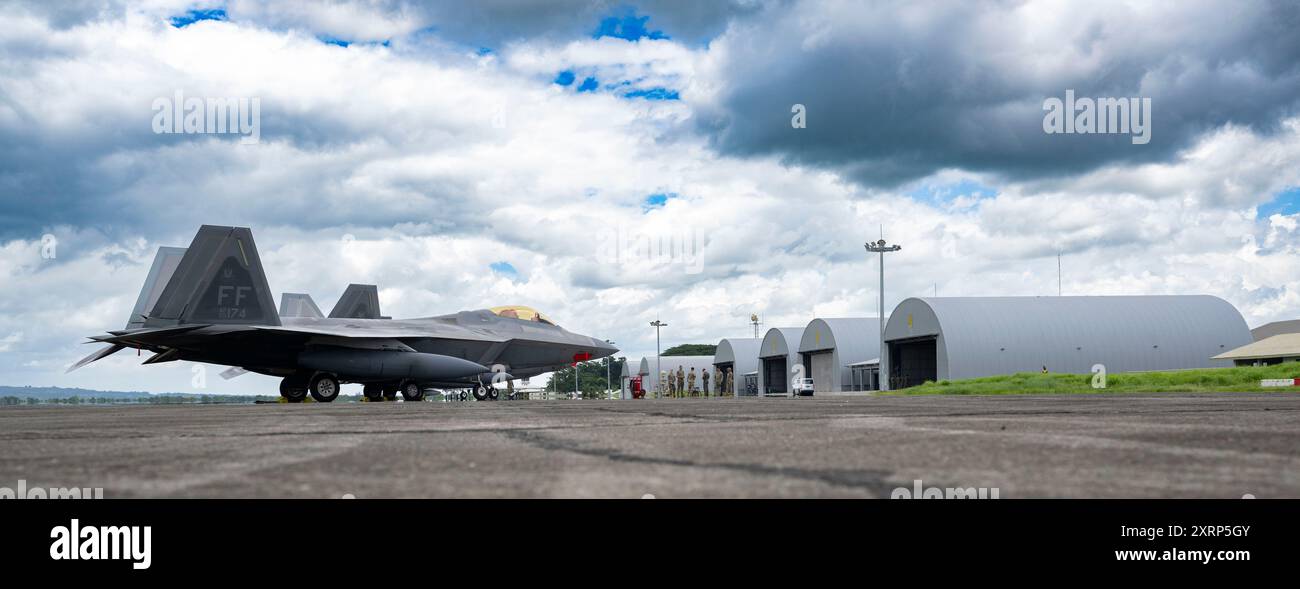 U.S. Air Force F-22 Raptors from the 27th Expeditionary Fighter ...