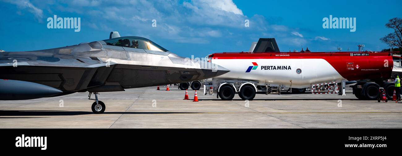 U.S. Air Force F-22 Raptors assigned to the 27th Expeditionary Fighter ...