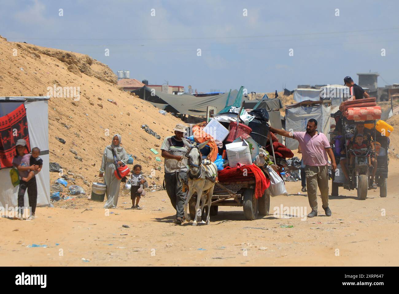 Gaza. 11th Aug, 2024. People flee from the Hamad City, a neighborhood ...