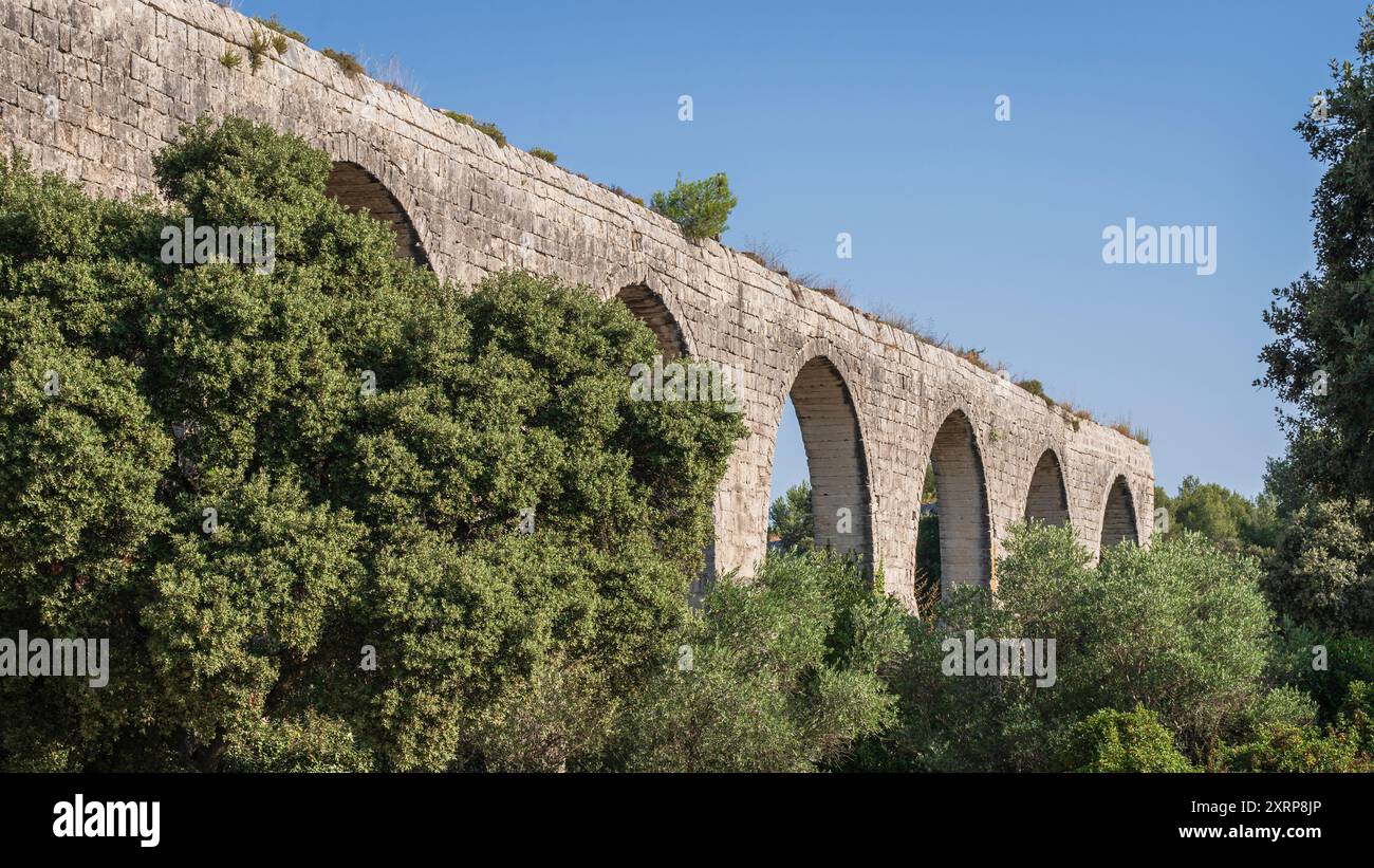 Landscape panorama of ancient stone aqueduct, famous historic landmark ...