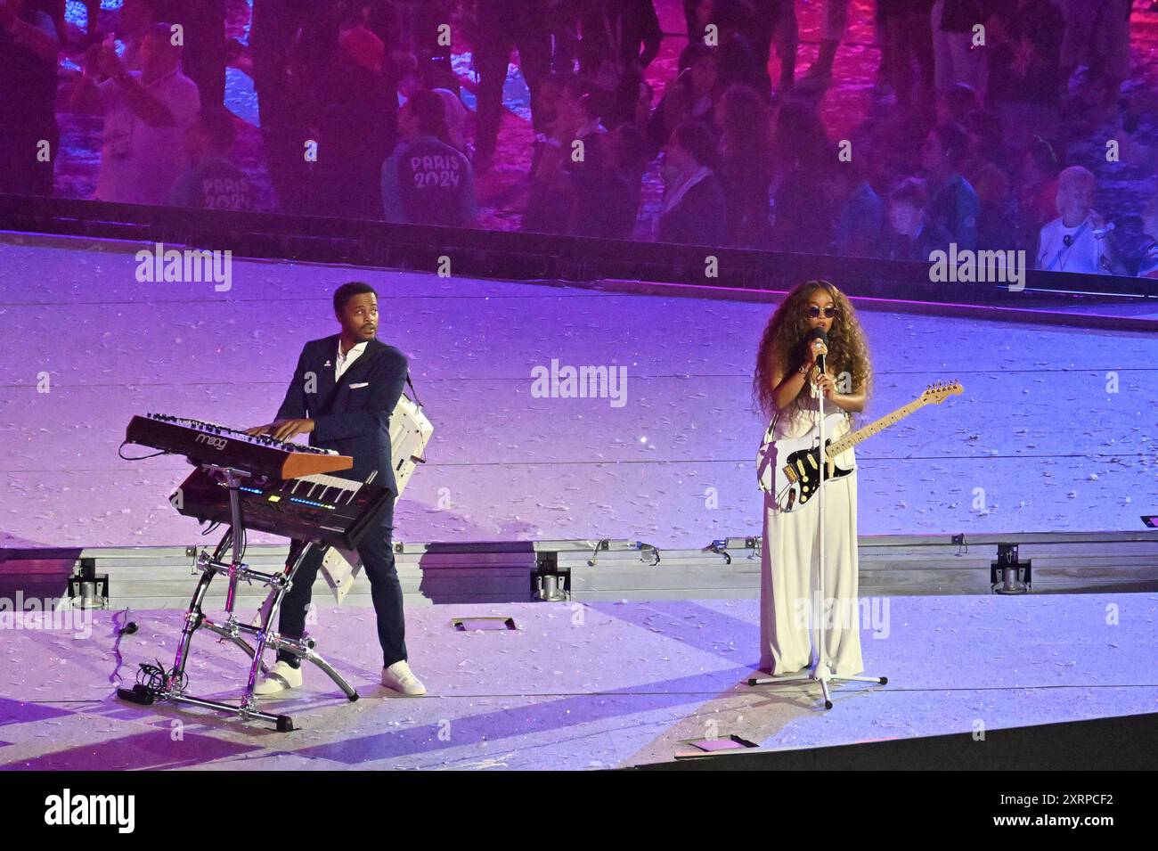 Singer h e r hi-res stock photography and images - Alamy