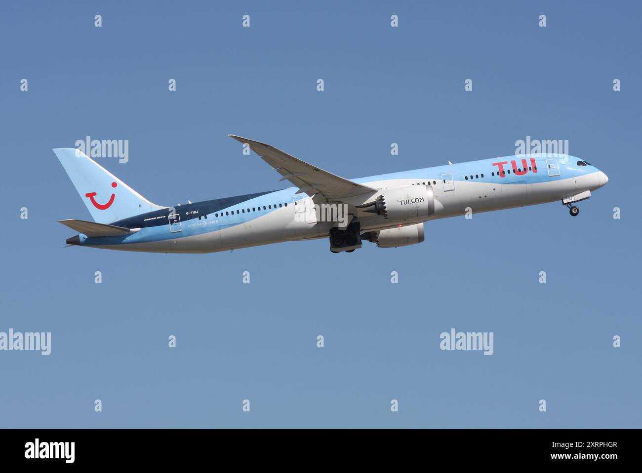 A Boeing 787-9 Dreamliner of TUI departing London Gatwick Airport Stock ...