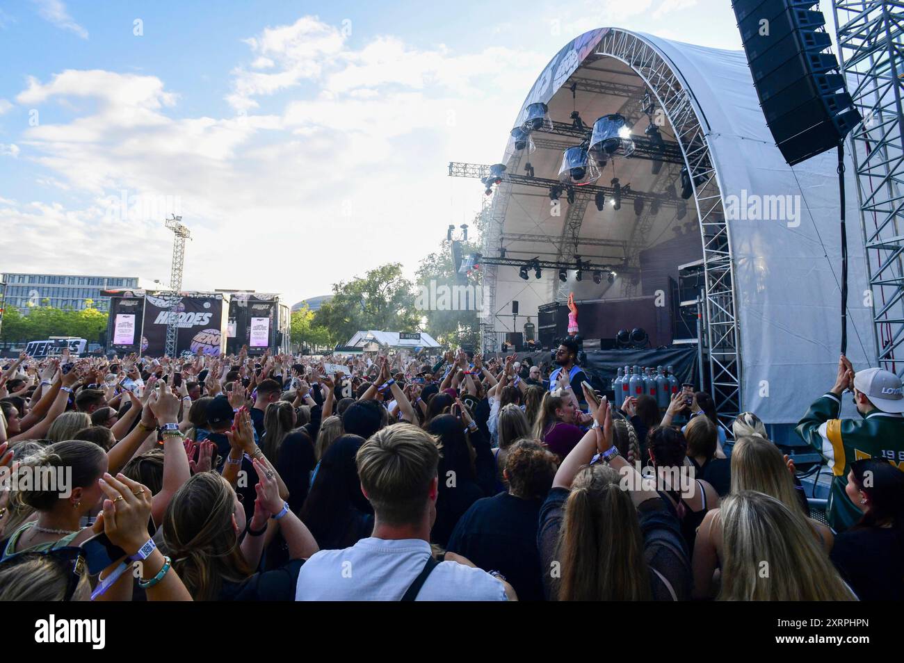 Badmomzjay live auf dem Heroes Festival 2024 auf der Expo Plaza ...