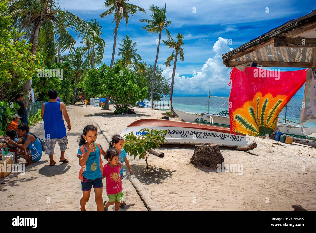 Local people, boats and craft sellers in Bounty beach, Malapascua ...