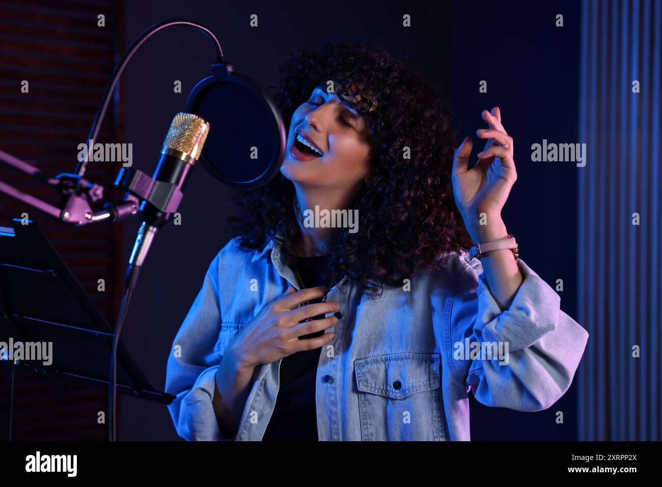 Professional vocalist hi-res stock photography and images - Alamy