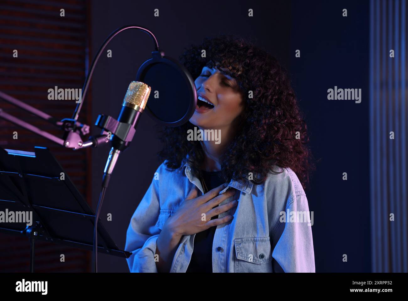 Professional vocalist hi-res stock photography and images - Alamy