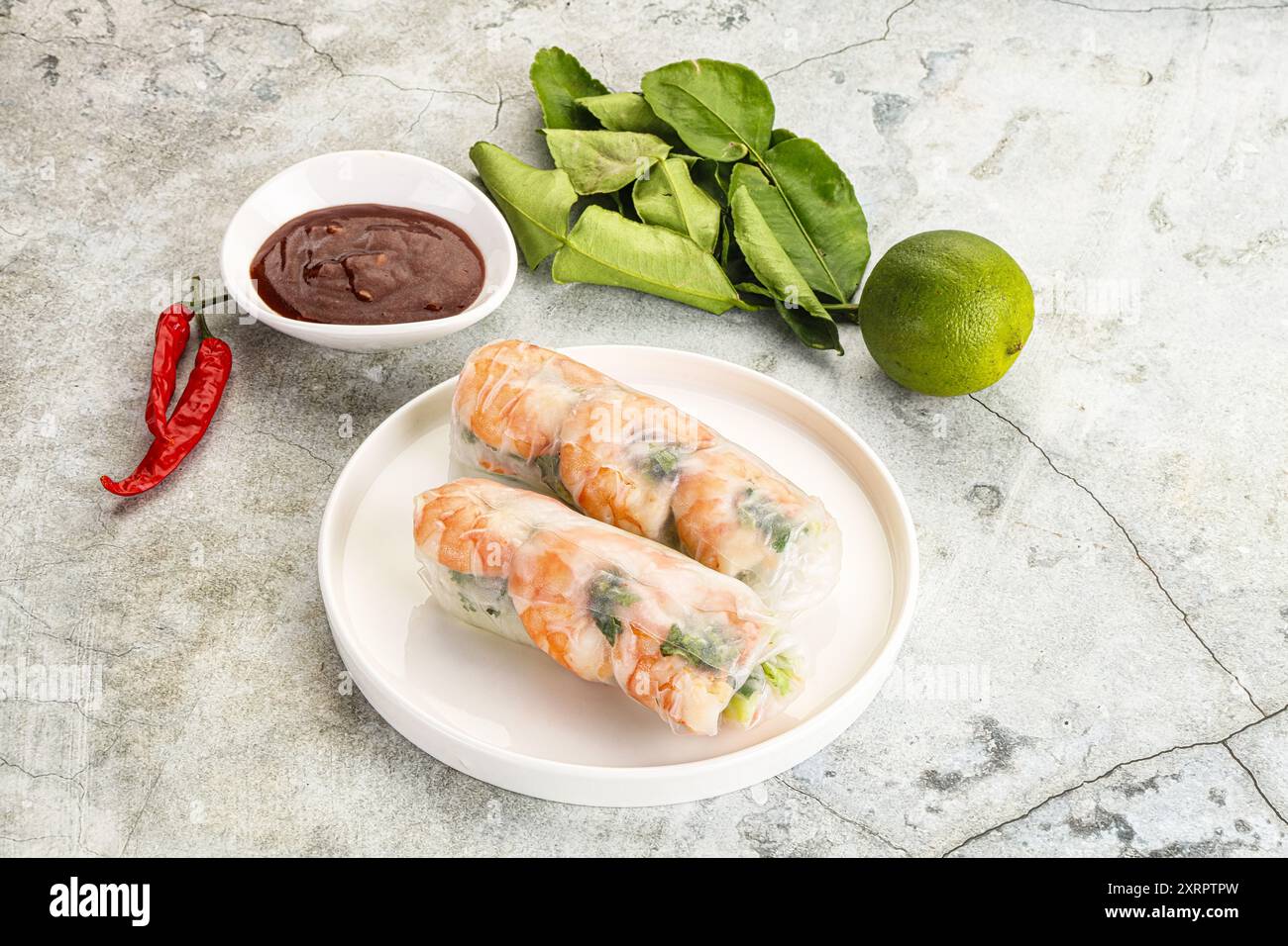 Vietnamese snack spring roll with prawn Stock Photo - Alamy