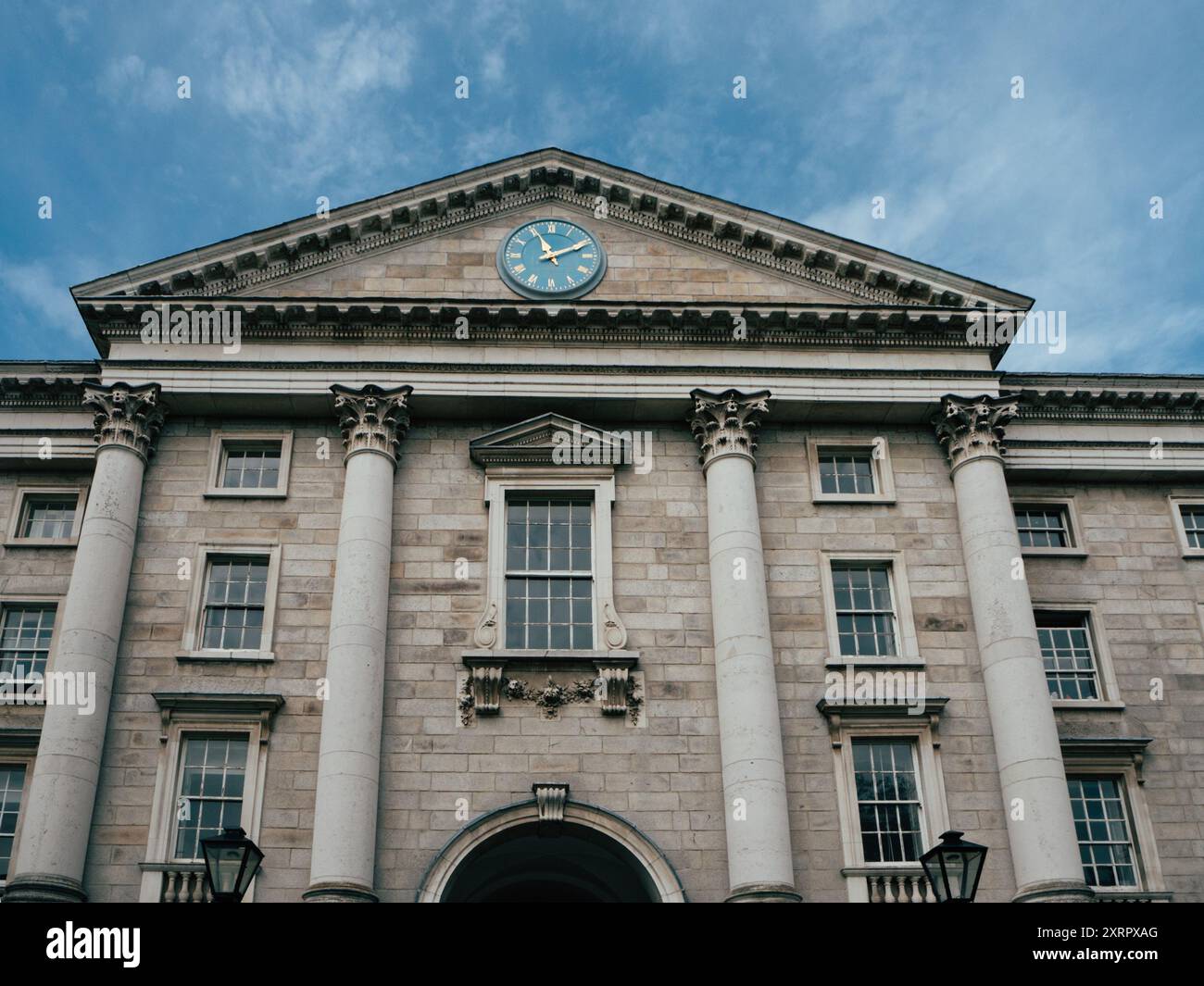 Building with a crown structure on top hi-res stock photography and ...