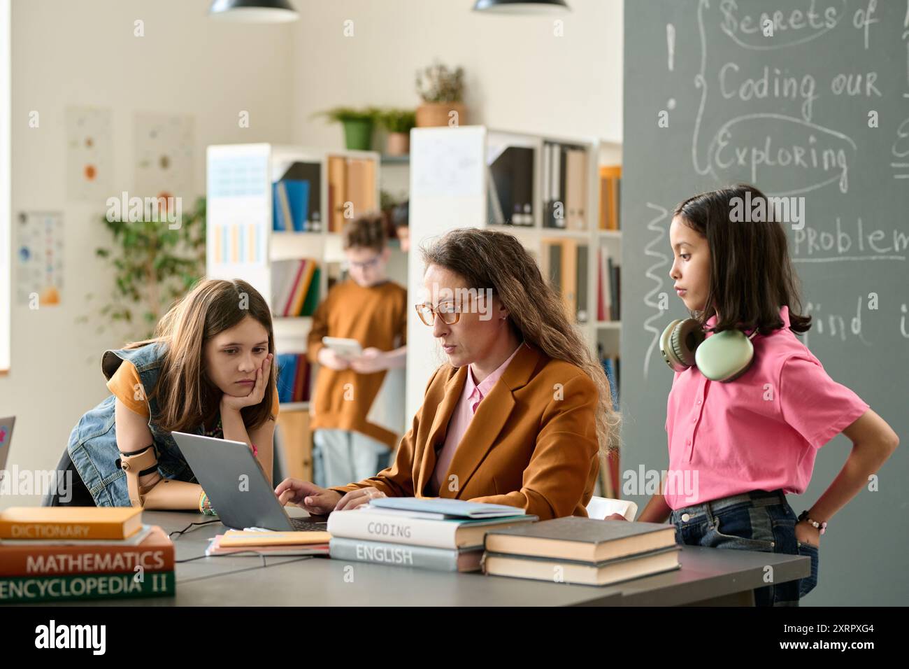 Two girls woman study hi-res stock photography and images - Alamy