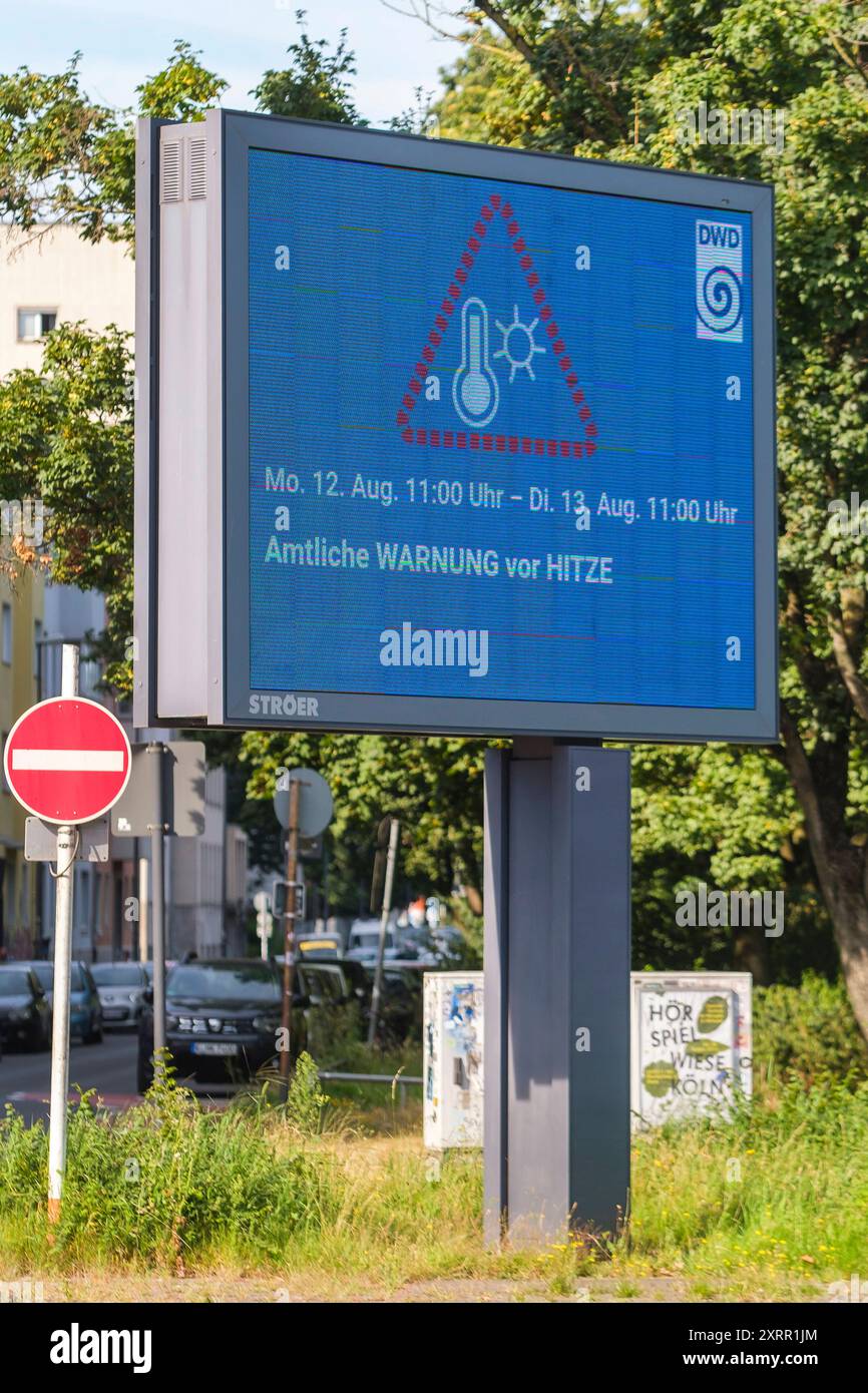 Aktuelle amtliche Hitzewarnung an einer Werbetafel in Köln *** Current ...