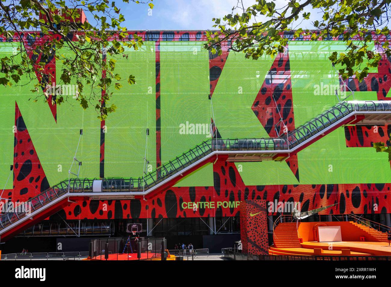 A 5.400 square meters screen is on the facade of Centre Pompidou (or ...