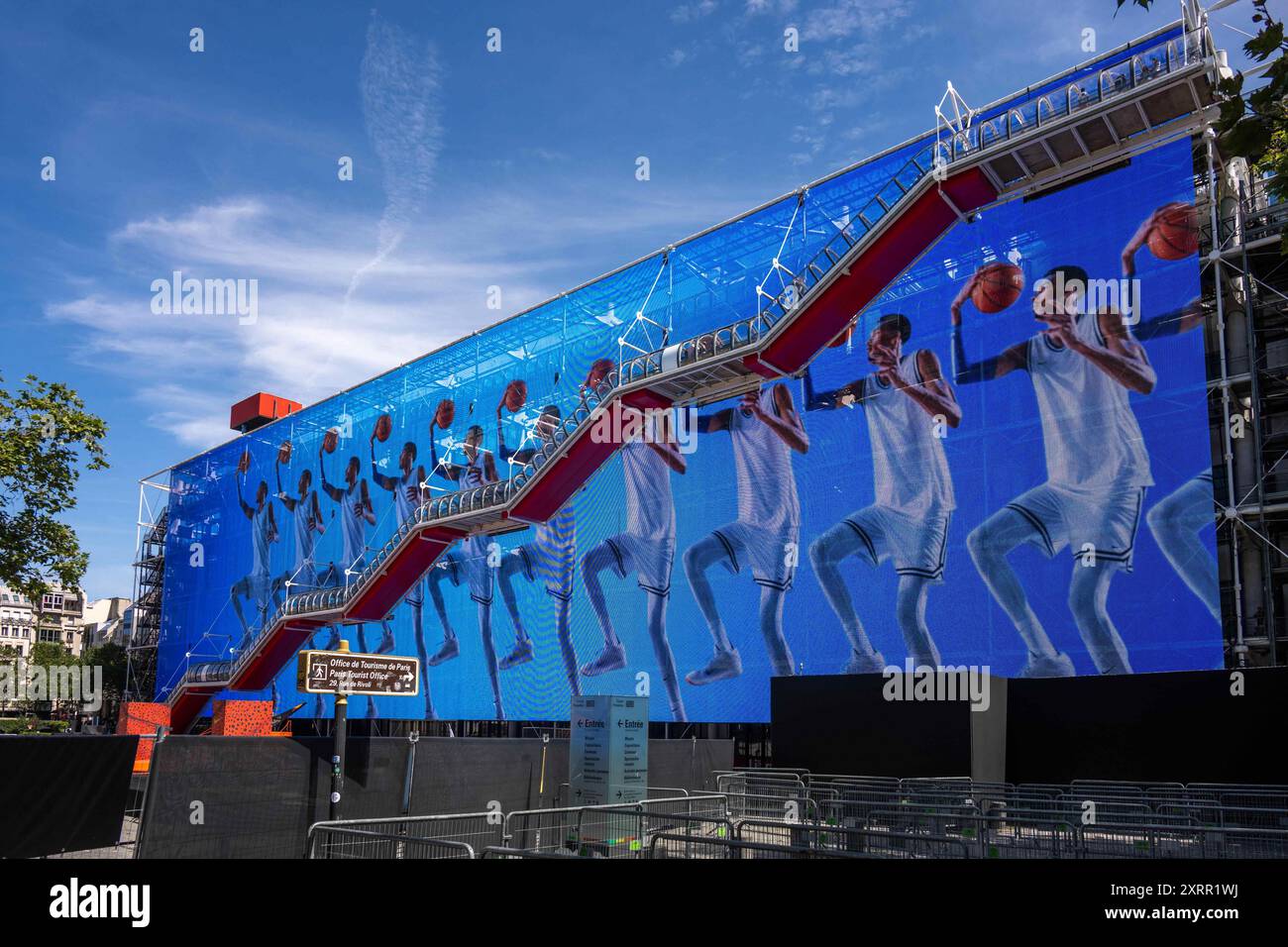 A 5.400 square meters screen is on the facade of Centre Pompidou (or ...