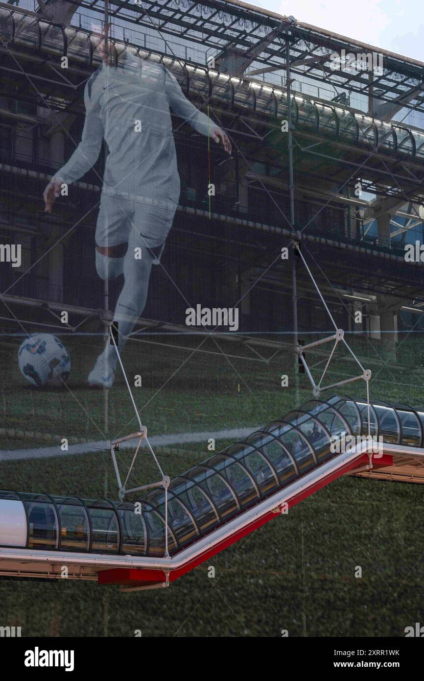 A 5.400 square meters screen is on the facade of Centre Pompidou (or ...