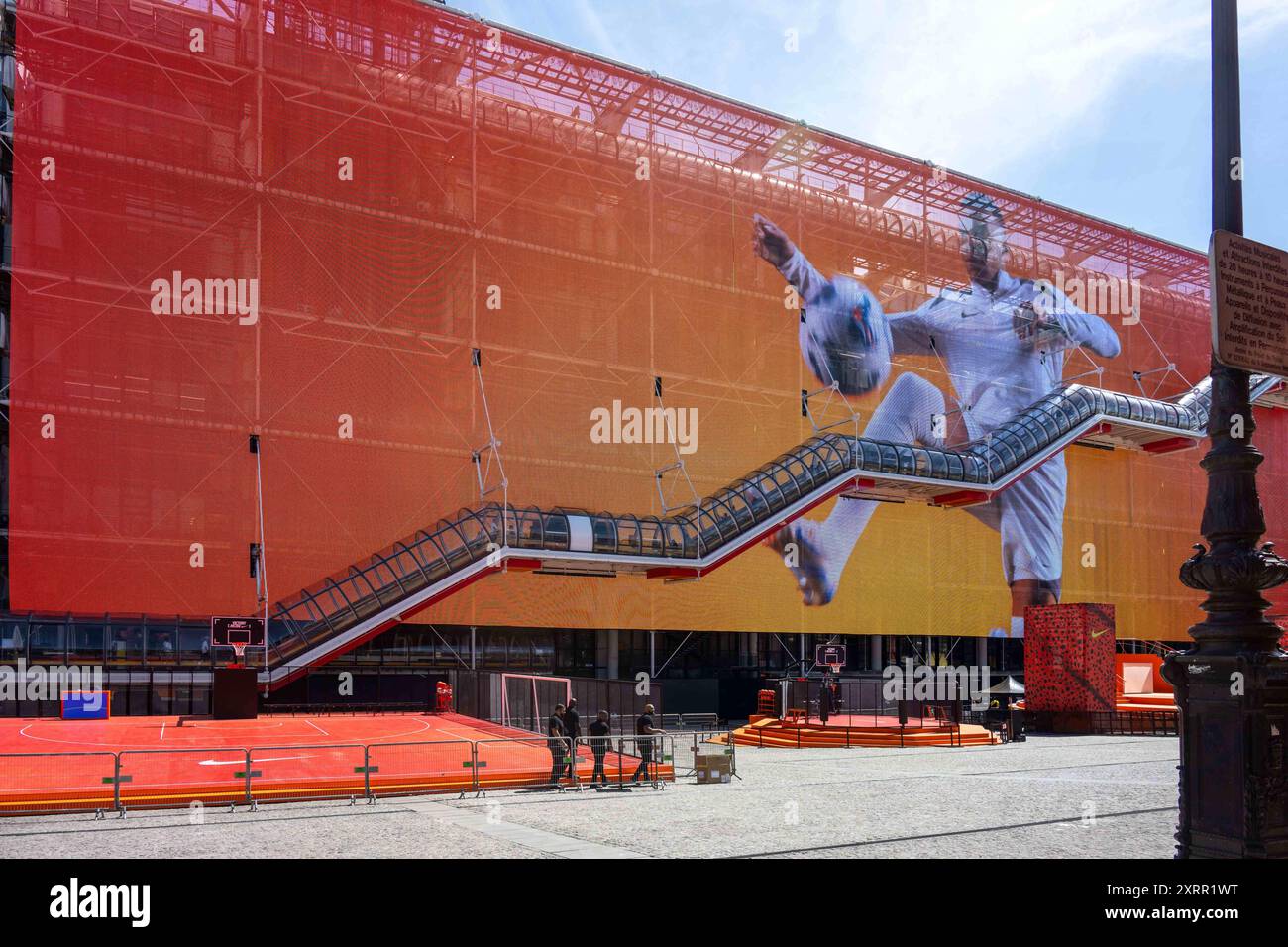 A 5.400 square meters screen is on the facade of Centre Pompidou (or ...