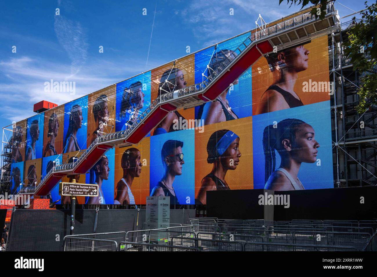 A 5.400 square meters screen is on the facade of Centre Pompidou (or ...