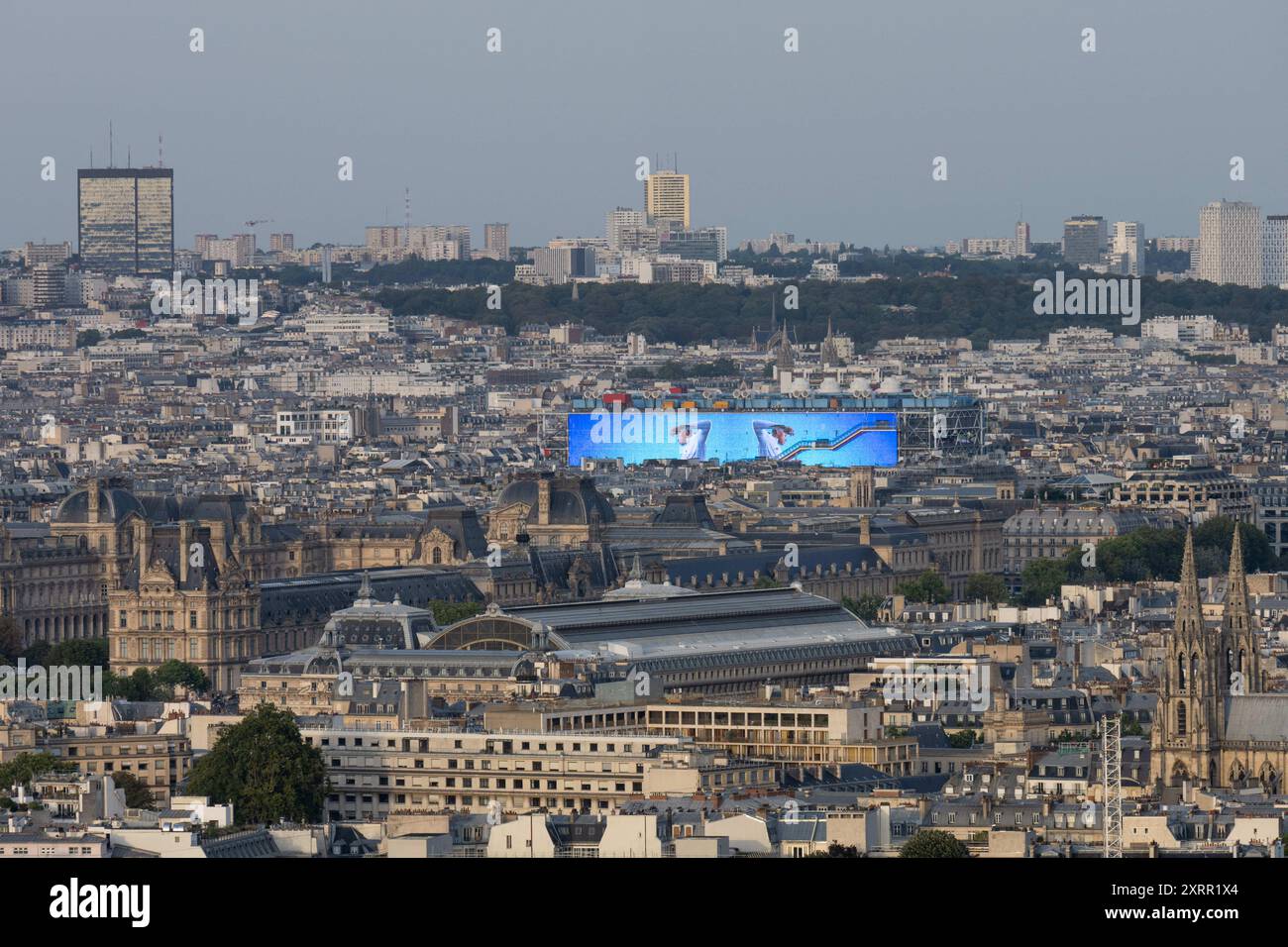 A 5.400 square meters screen is on the facade of Centre Pompidou (or ...