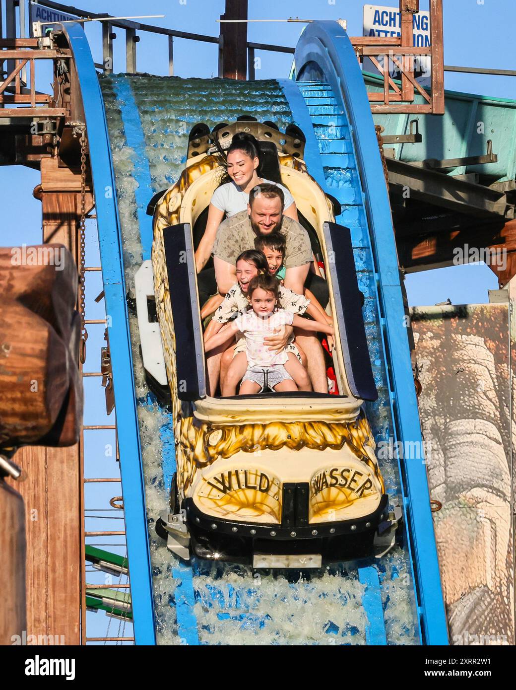 Scream 4 year hi-res stock photography and images - Alamy