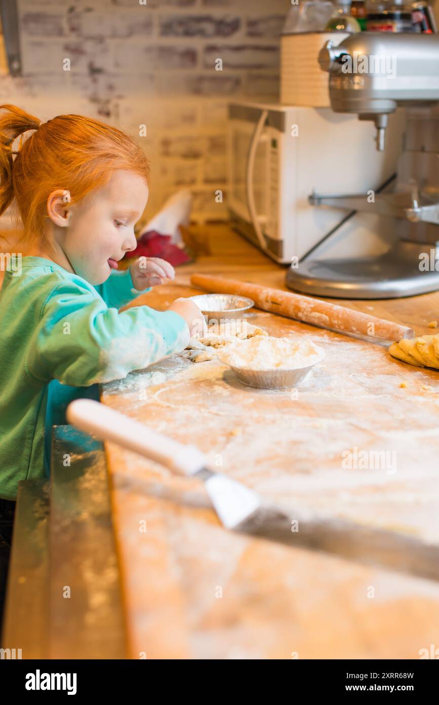 Little girl baking a pie hi-res stock photography and images - Alamy