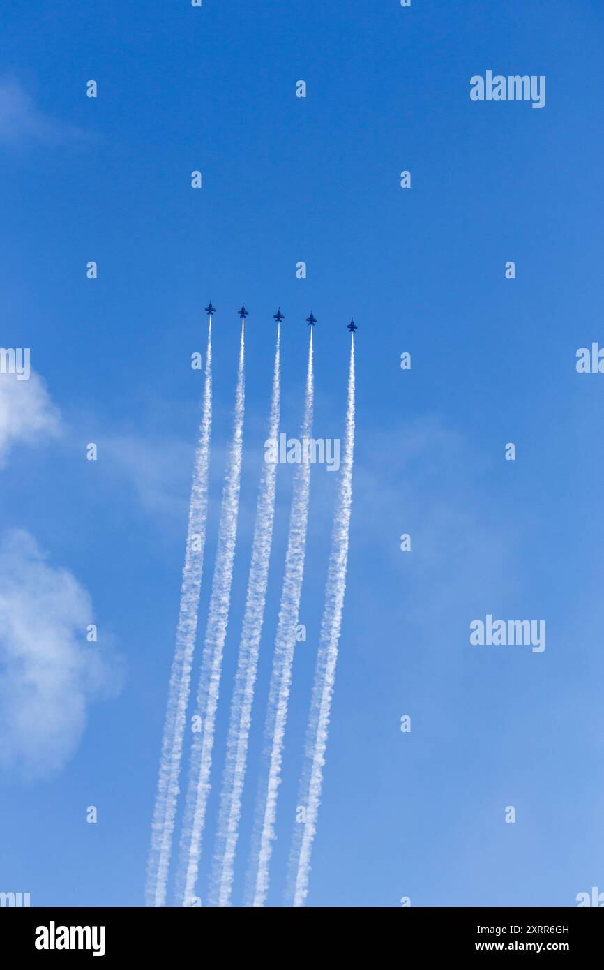 Five fighter jets flying vertically in perfect formation Stock Photo ...