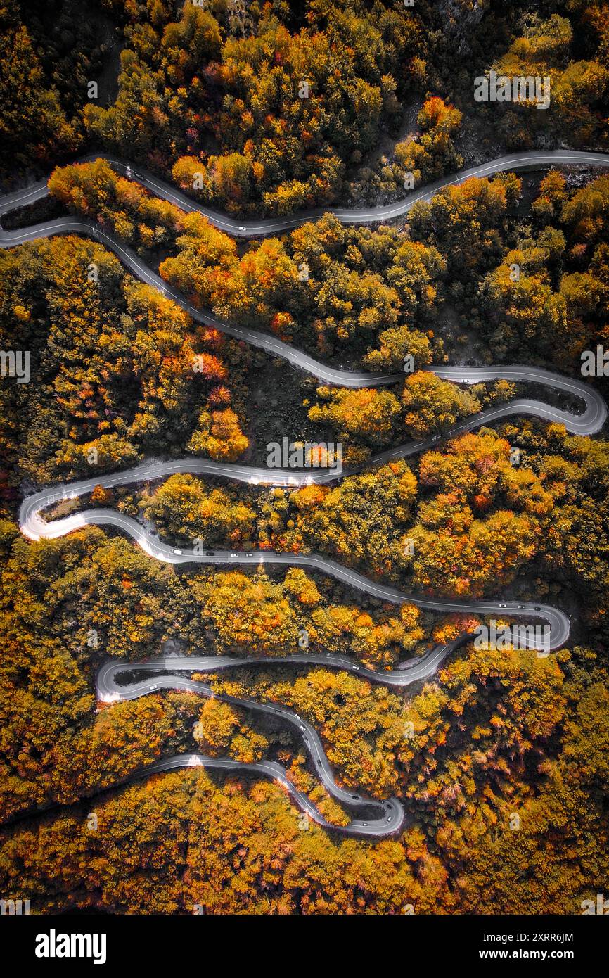 Winding road fall foliage hi-res stock photography and images - Alamy