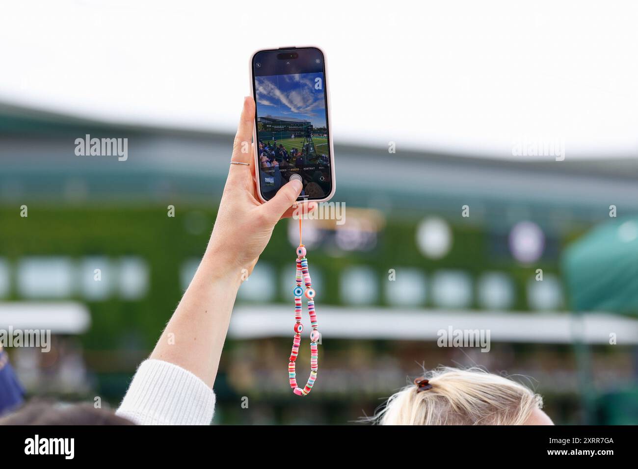 Woman holding hand phone hi-res stock photography and images - Alamy