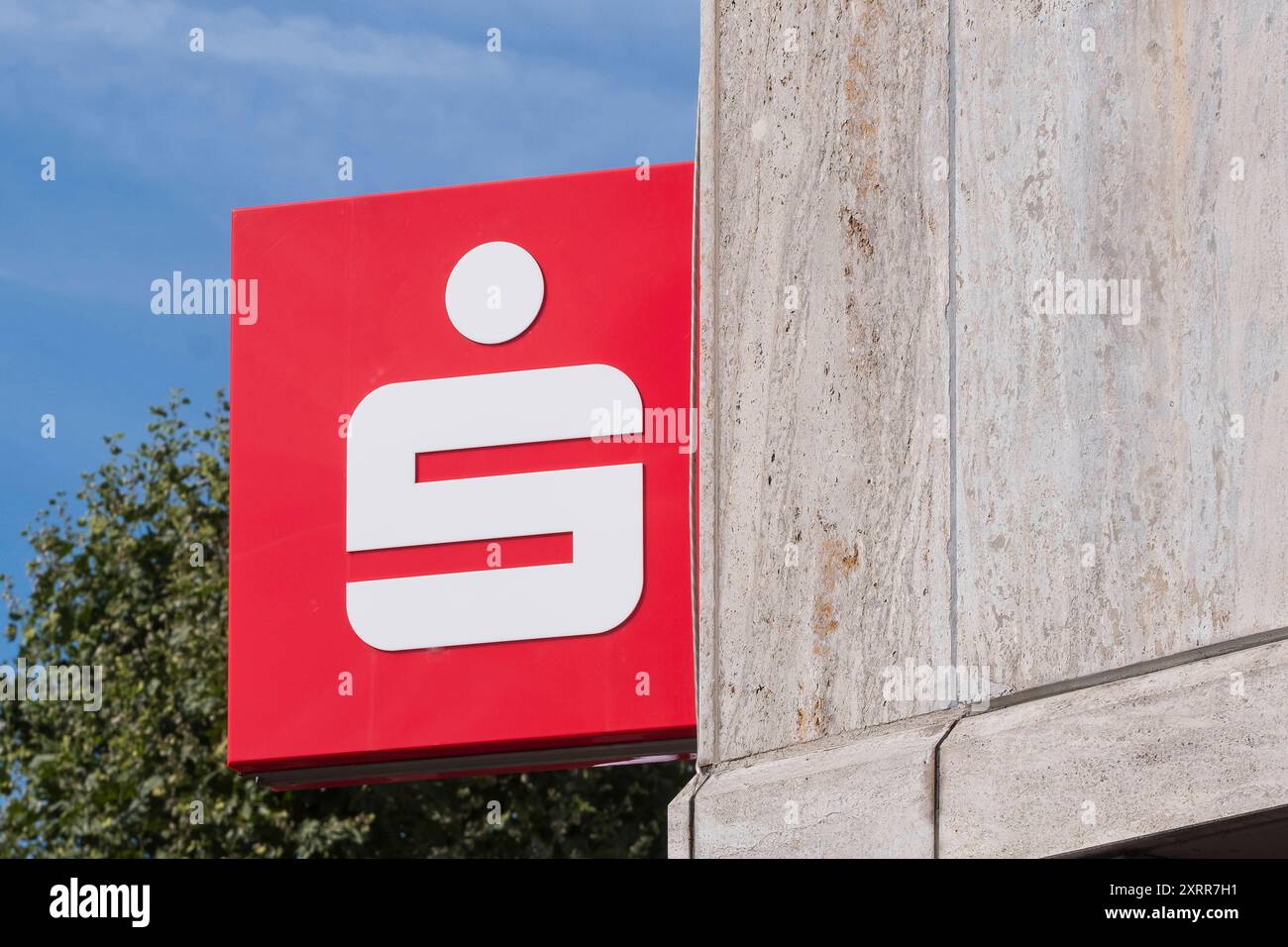 Logo der Sparkasse an einer Kölner Filiale am Ebertplatz *** Sparkasse ...