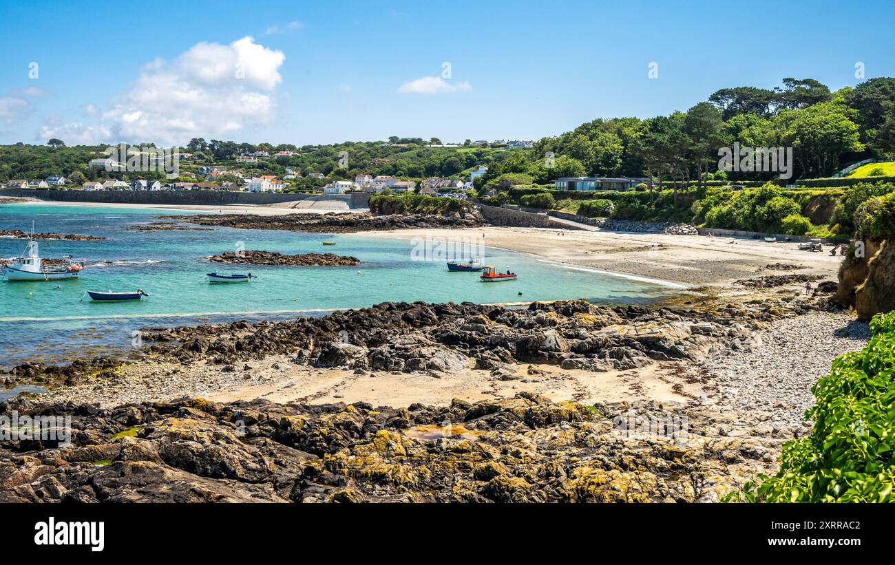 Sunny scenery bay islands hi-res stock photography and images - Alamy