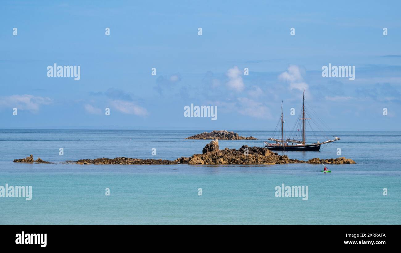Yacht in bay rocks hi-res stock photography and images - Alamy