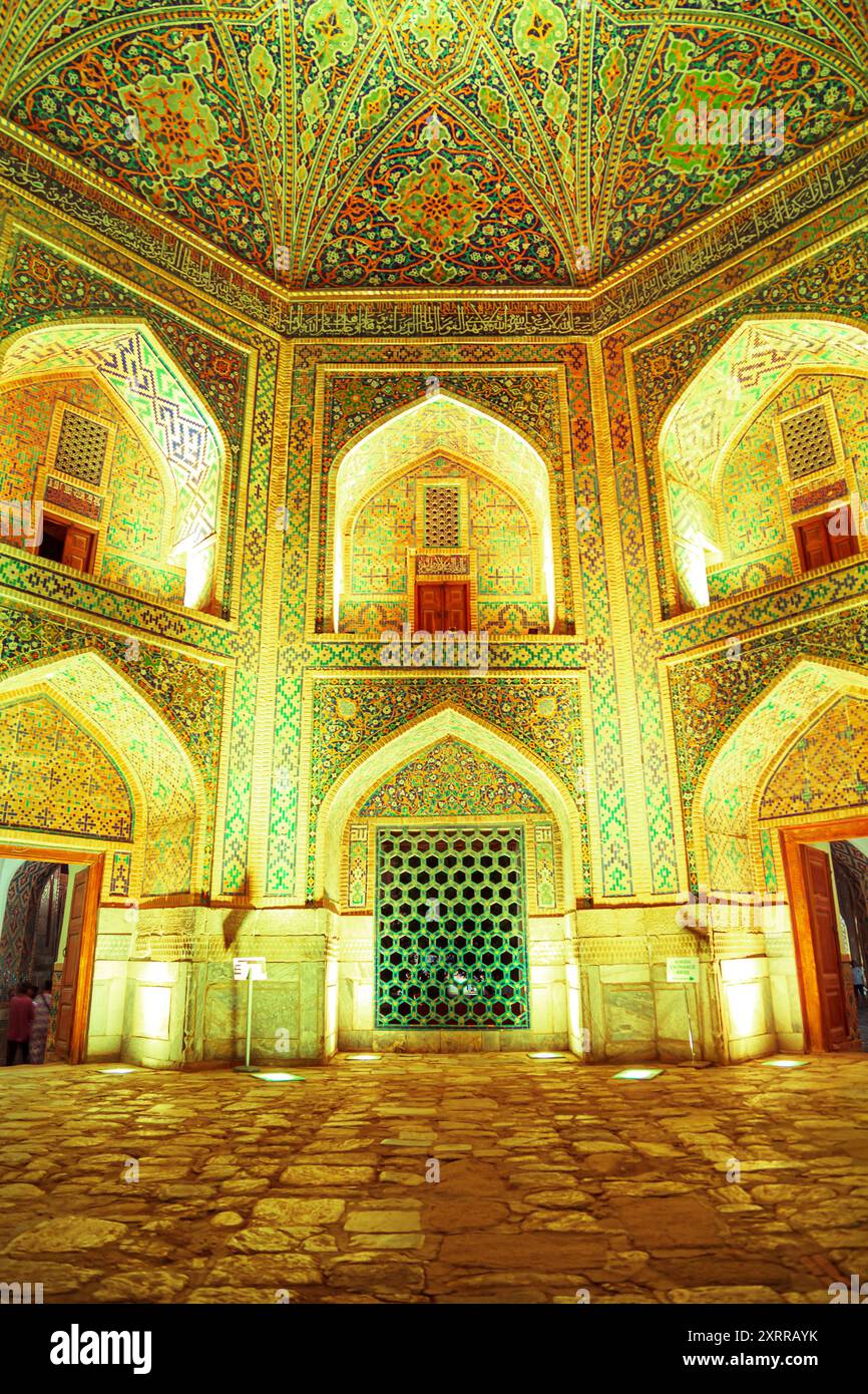 Tilla Kari (Tilya Kori) Madrasah on Registan Square illuminated at ...