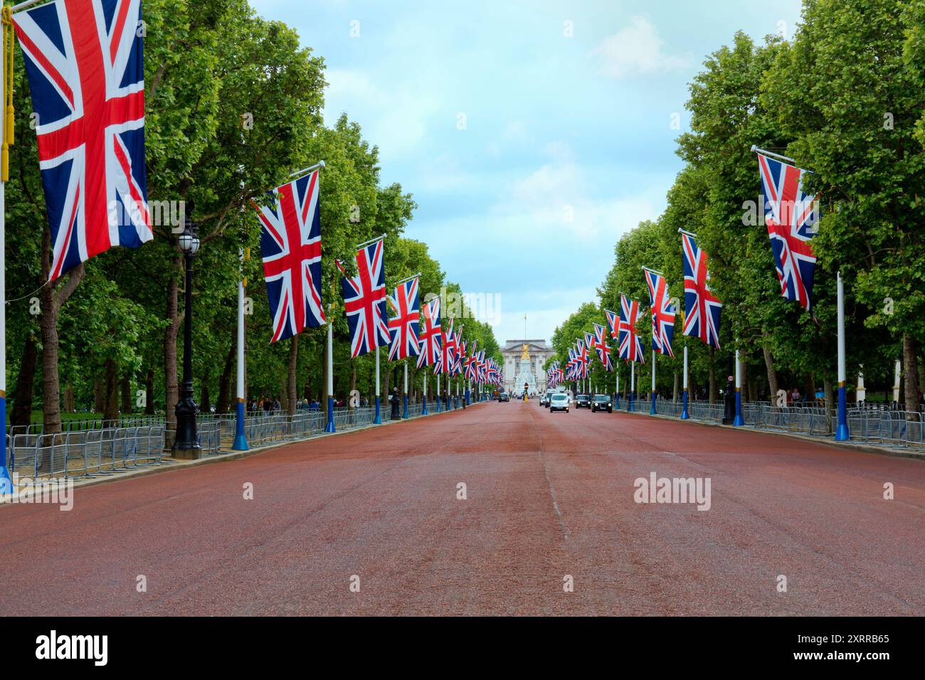 the mall ceremonial route and roadway to buckingham palace,with union ...