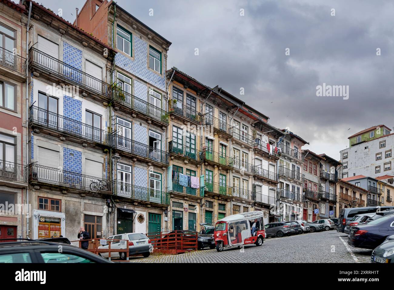 Straßenansicht im Stadtviertel Sao Pedro de Miragaia der Stadt Porto ...