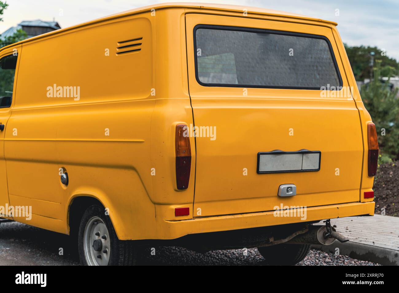 Yellow delivery van rear hi-res stock photography and images - Alamy