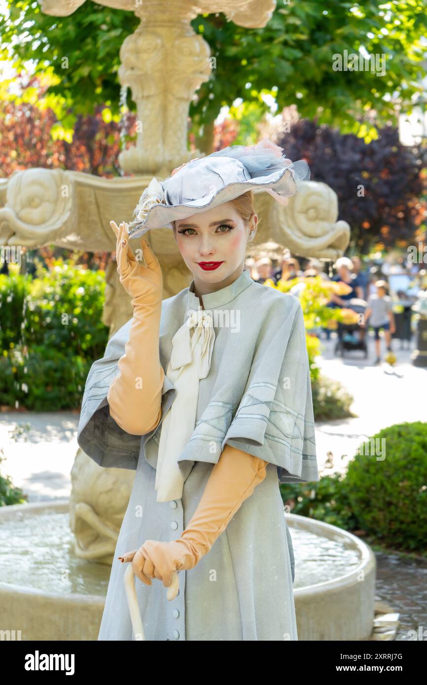 Posing with a statue hi-res stock photography and images - Alamy