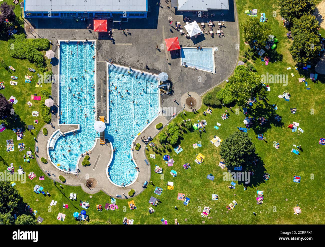 Kinder im pool hi-res stock photography and images - Alamy