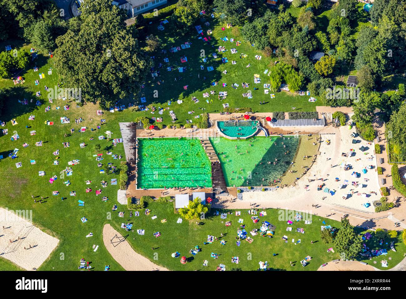 Luftbild, Naturfreibad Froschloch, Badegäste im Schwimmbecken, am Sandstrand und auf der ...