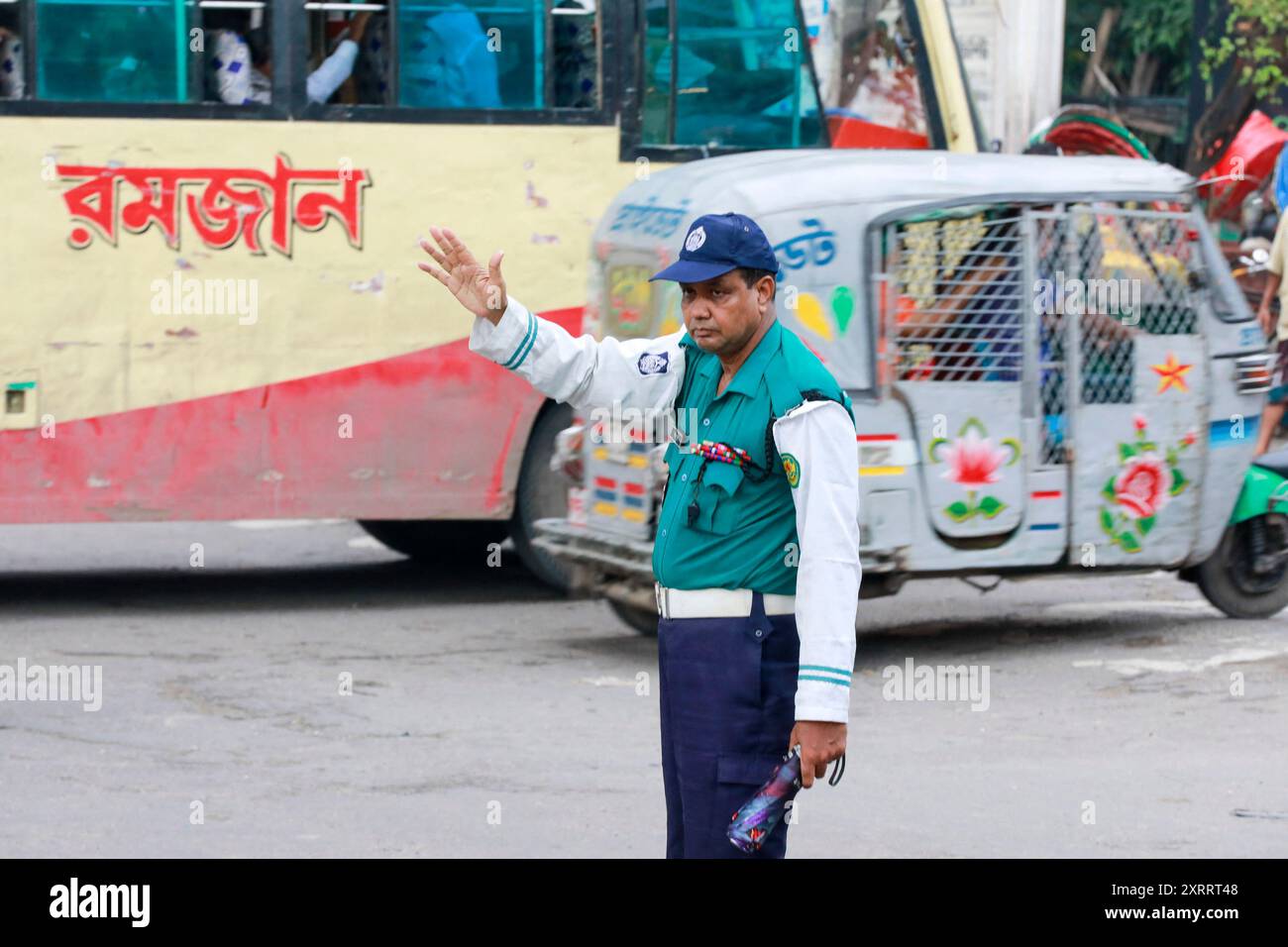 Dhaka, Bangladesh. 12th Aug, 2024. A Bangladeshi police officer resumed traffic control at a ...
