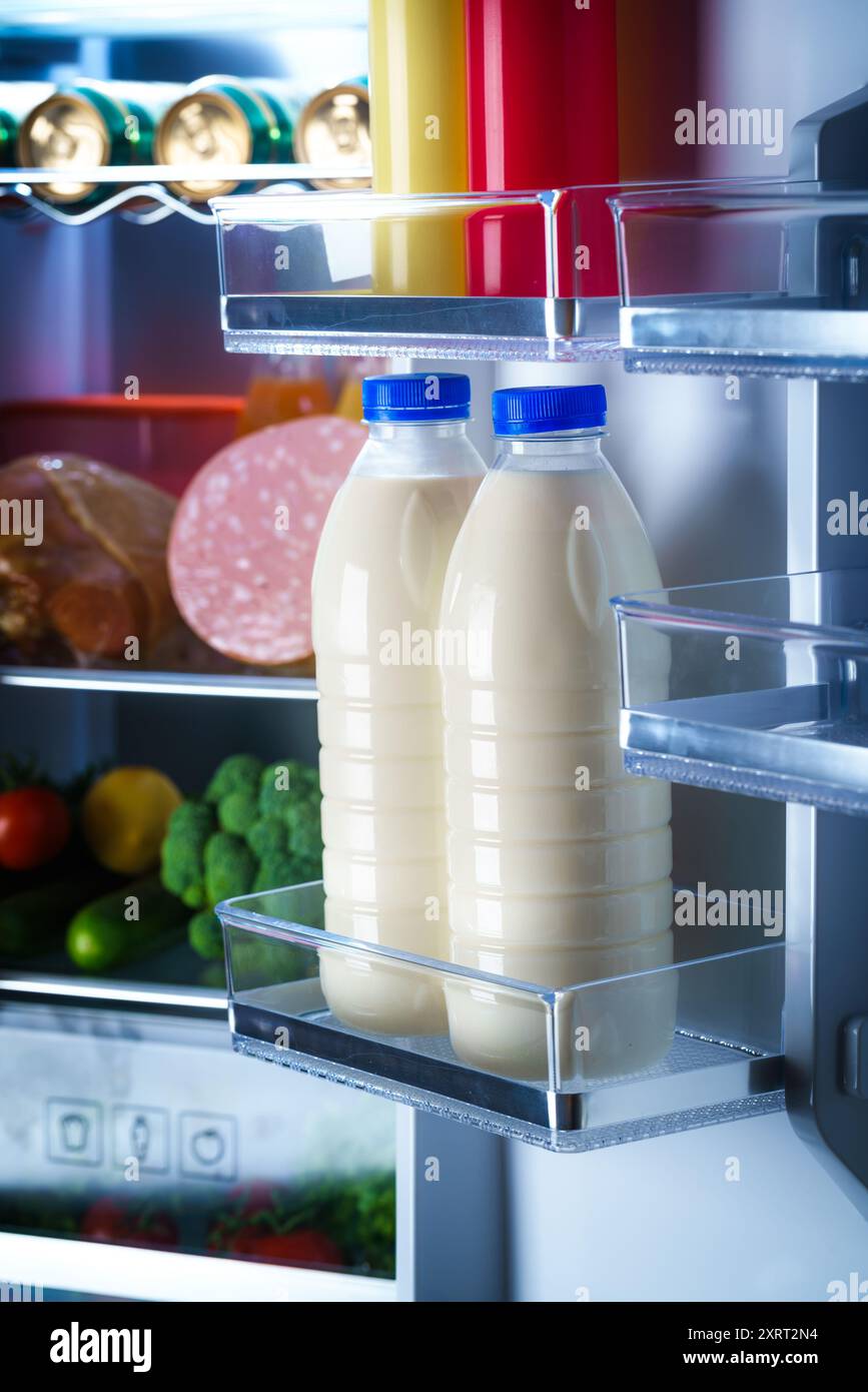 Open door refrigerator bottles hi-res stock photography and images - Alamy