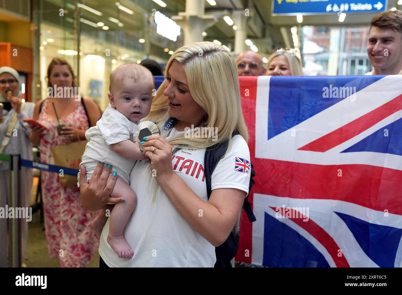 Great Britain's Amber Rutter with son Tommy and her silver medal from ...