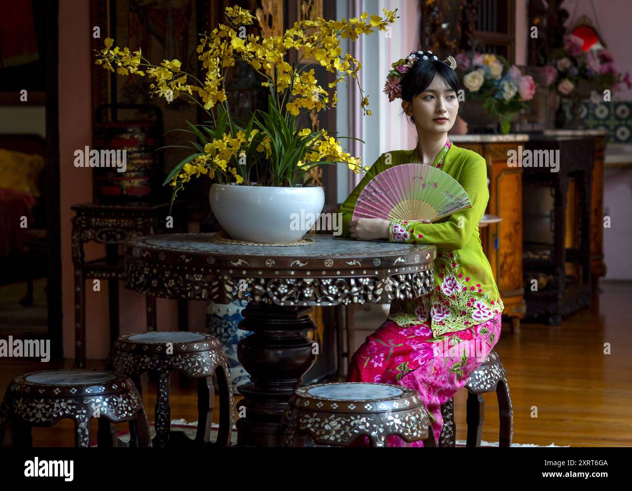 Young chinese woman dressed in traditional clothing in Pinang Peranakan ...