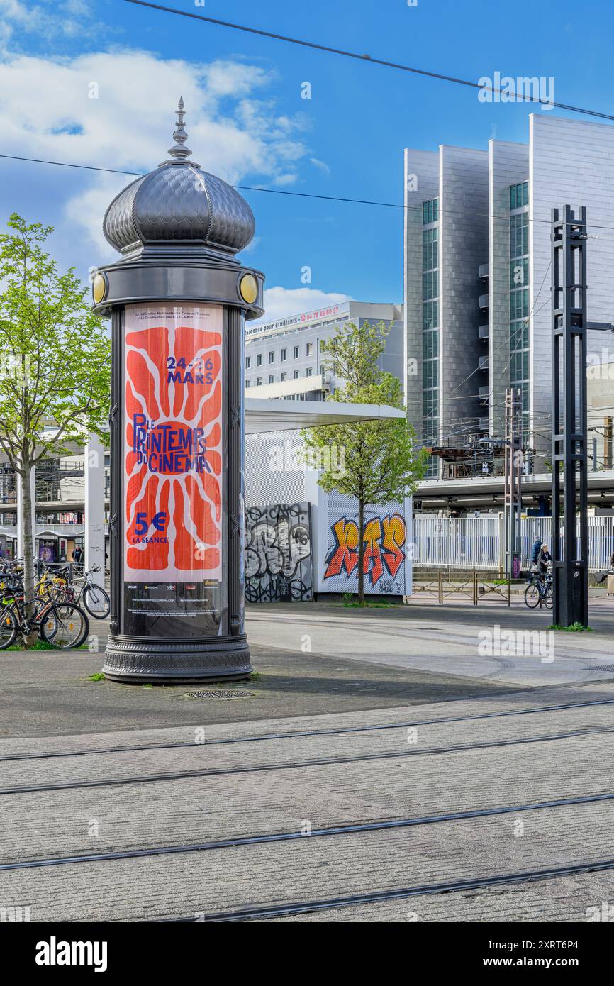 Morris column cinema poster hi-res stock photography and images - Alamy