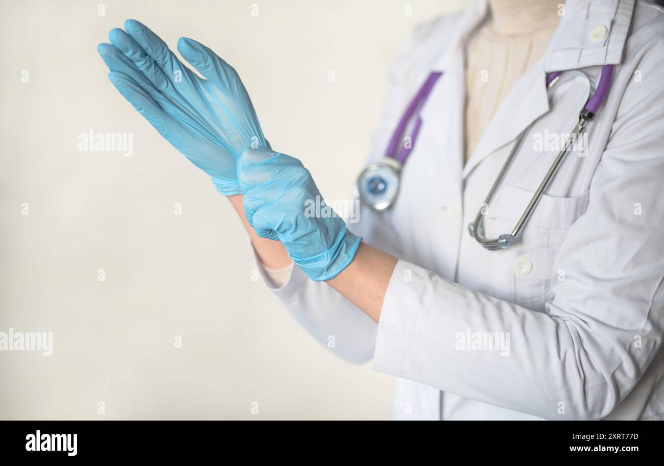 Woman wears rubber gloves hi-res stock photography and images - Alamy