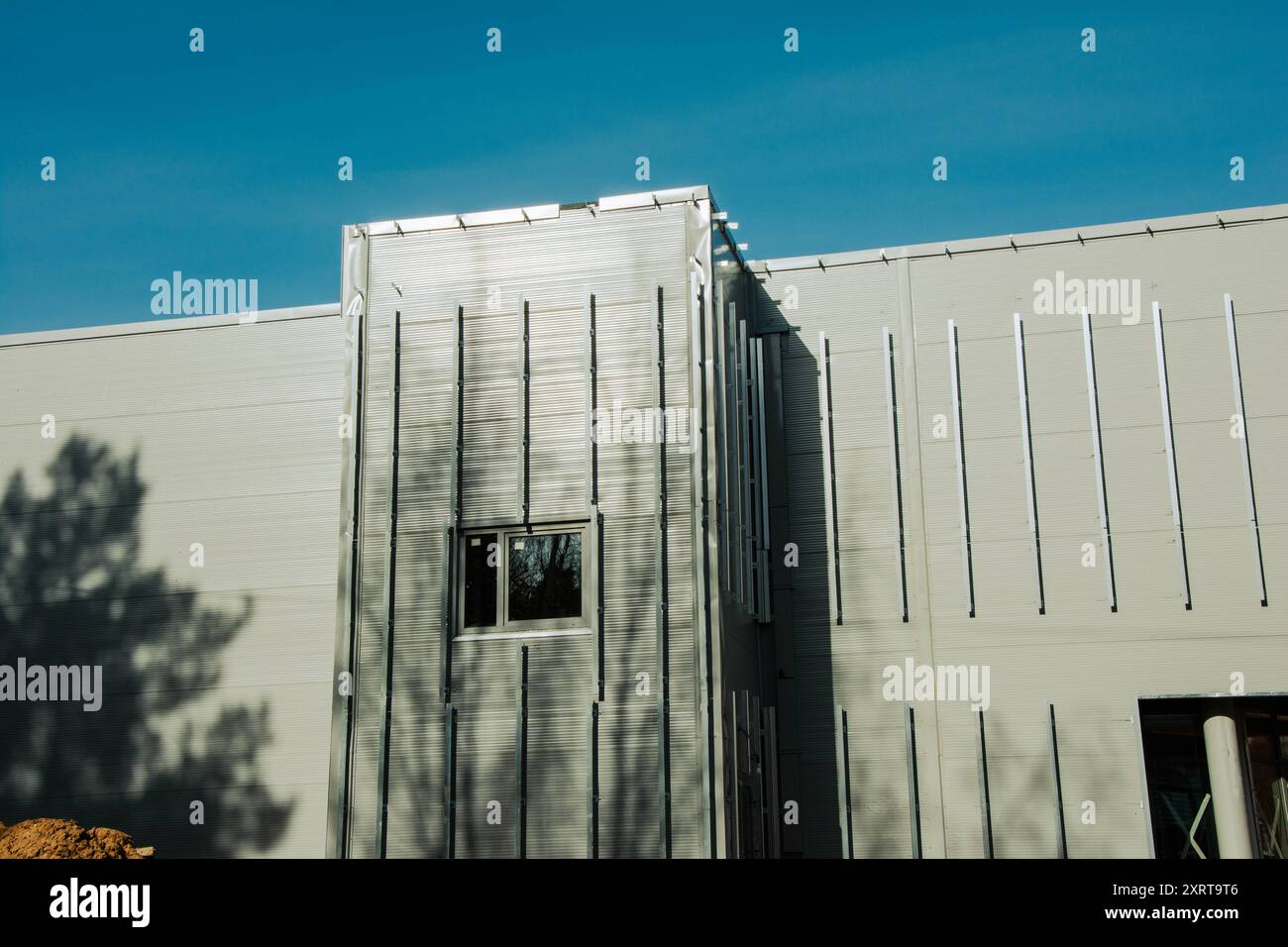 Step-by-step installation of aluminum profile crates for building ...