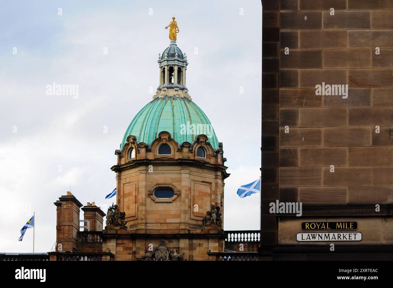 Edinburgh royal mile street victorian hi-res stock photography and ...