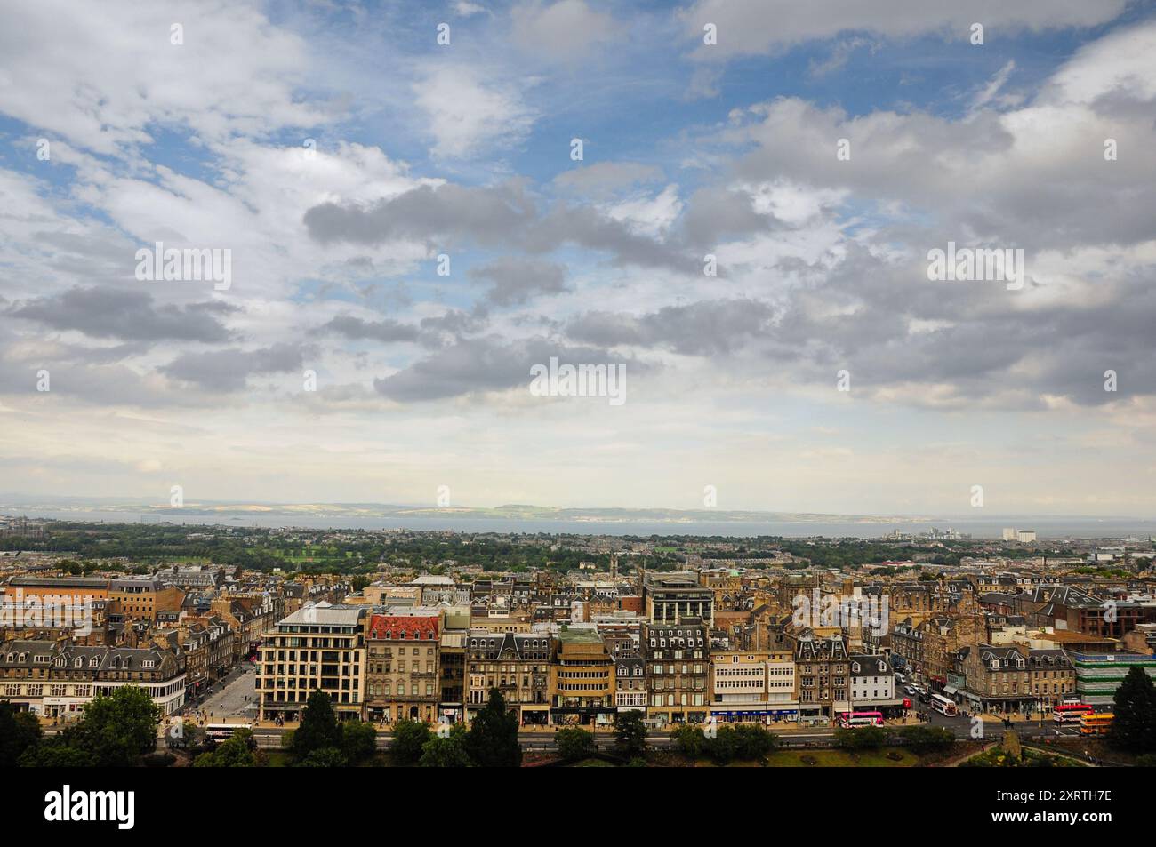 Panoramic view edinburghs rooftops hi-res stock photography and images ...