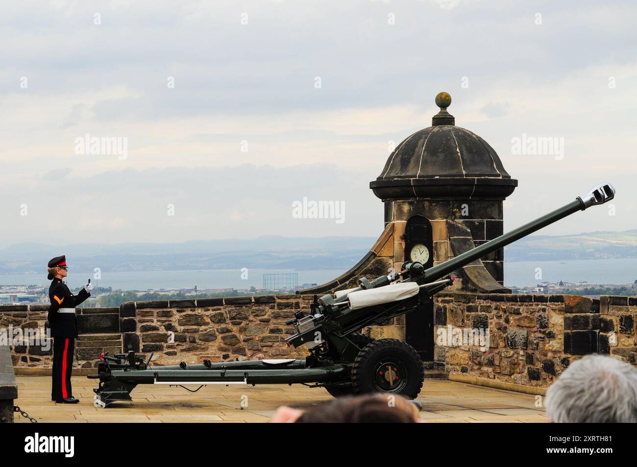 Soldier prepares to fire ceremonial cannon at Edinburgh Castle Stock ...