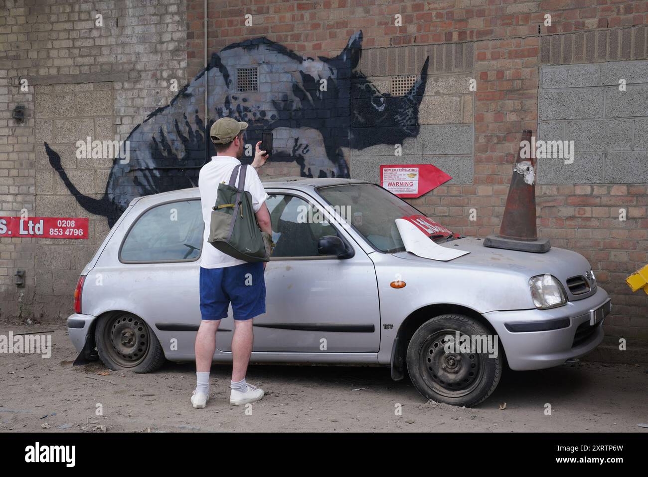Banksy street art london car hi-res stock photography and images - Alamy