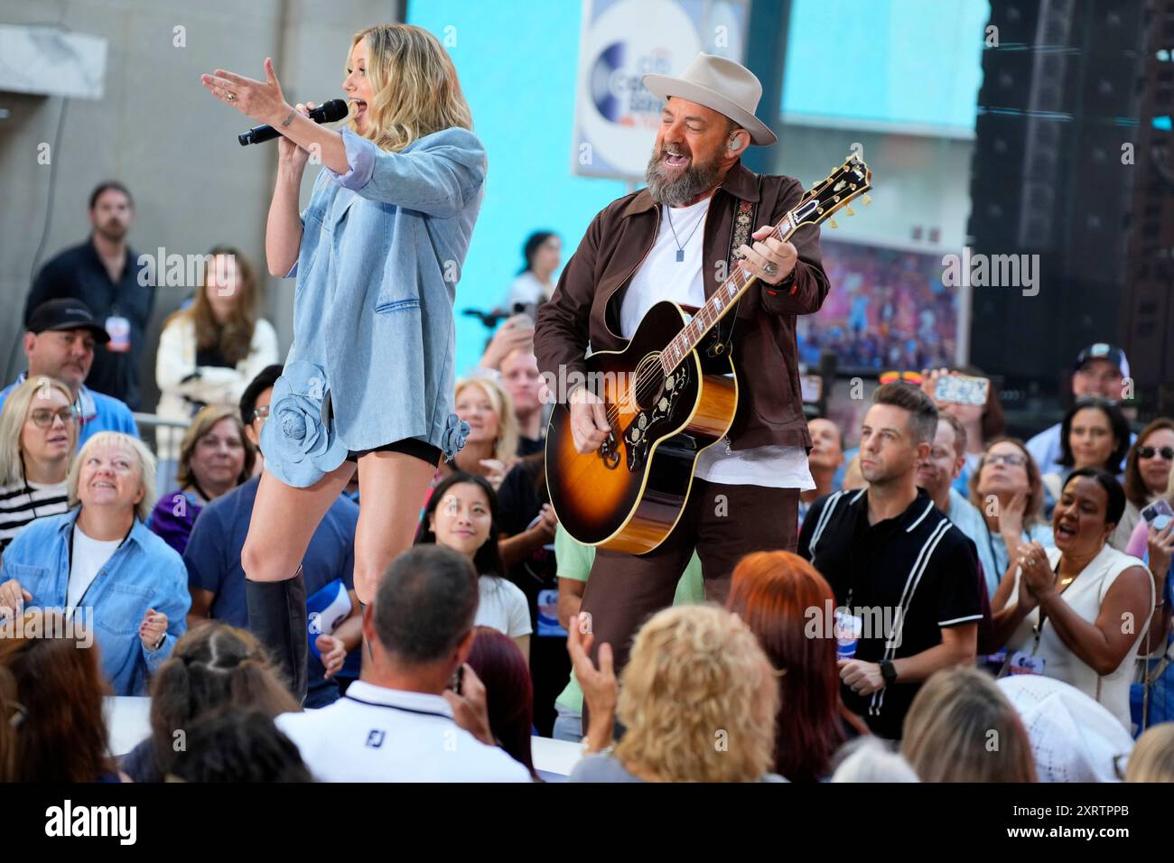 Jennifer Nettles and Kristian Bush from Sugarland perform on NBC's ...