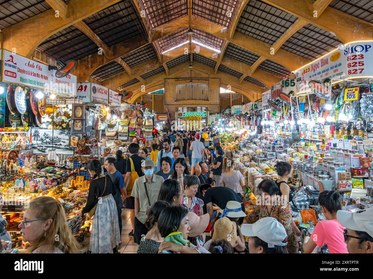 Shopping market saigon hi-res stock photography and images - Alamy